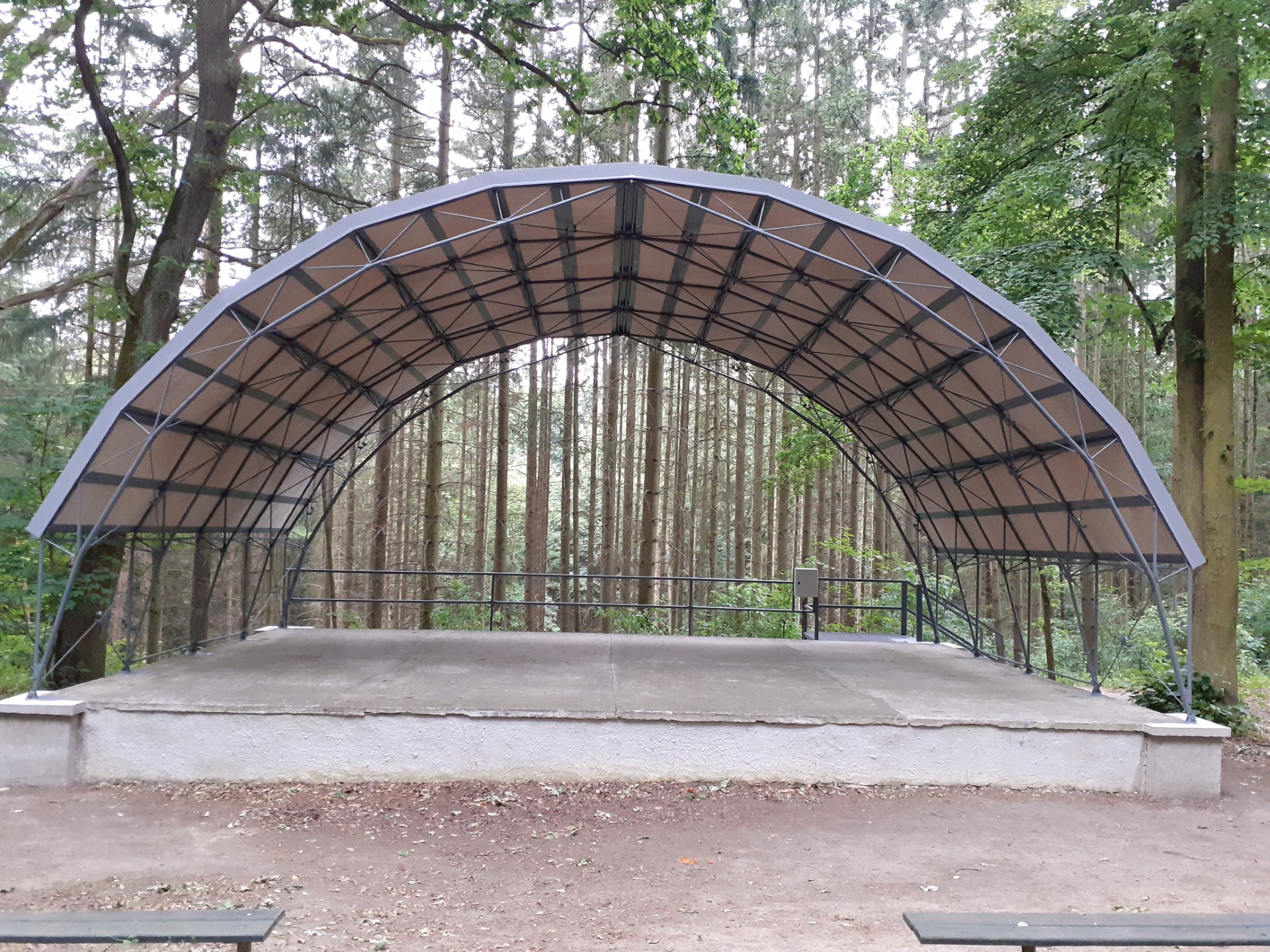Lesopark Pintovka se pyšní nově zastřešeným pódiem | Jižní Čechy Teď!