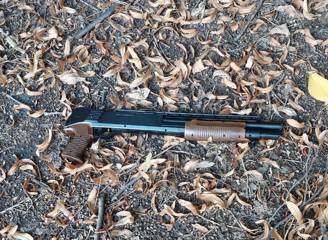 Hernu v Protivíně přepadl recidivista s airsoftovou brokovnicí. Na baru pak nechal plyšovou ...