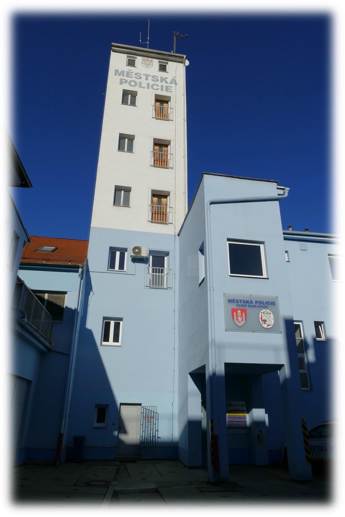 Opilec si spletl cestu domů. Omylem došel na služebnu městské policie ...