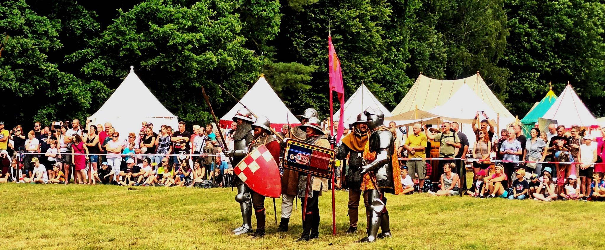 Rekonstrukce bitvy husitů a ukázky řemesel v archeoskanzenu přilákaly ...