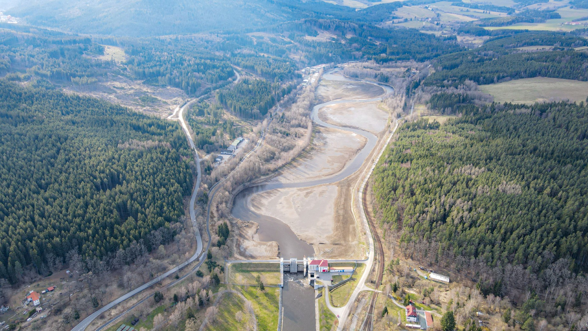 Elektrárna na malém Lipně měnila česle před modernizací. Vltava tekla v ...