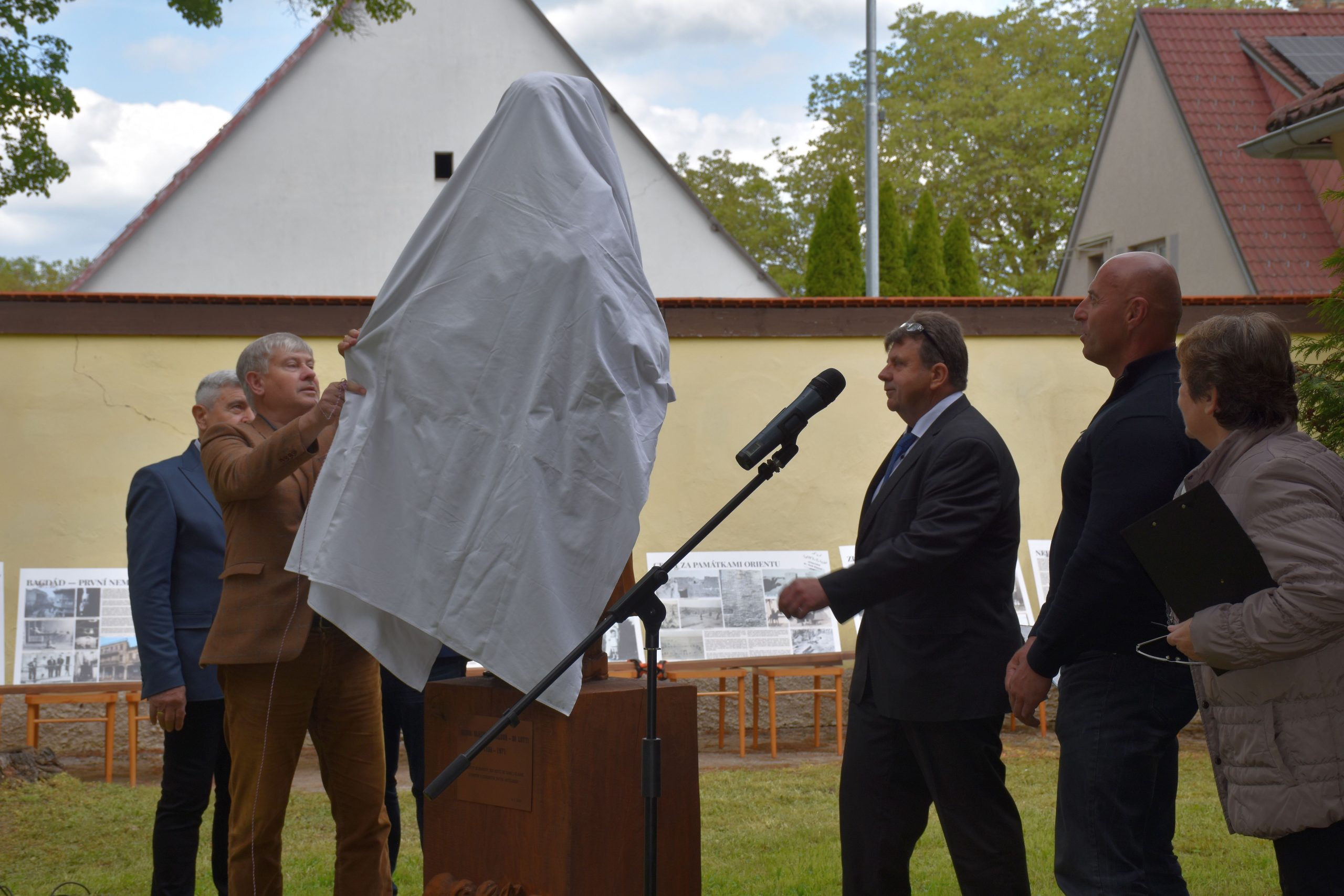 V Bernarticích při vzpomínkové akci odhalili sochu doktorky Kálalové - di Lottiové | Jižní Čechy ...
