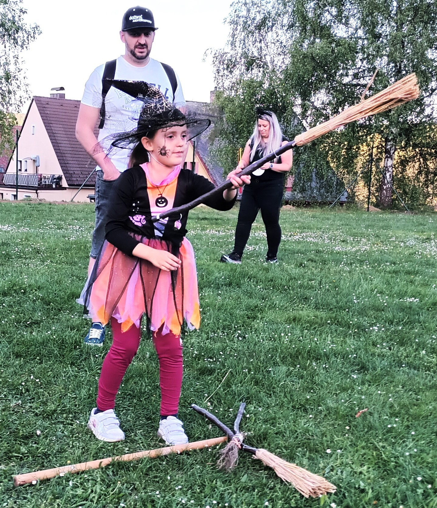 Malí čarodějové ve Větřní házeli košťaty, jeli lanovkou, opékali buřty ...