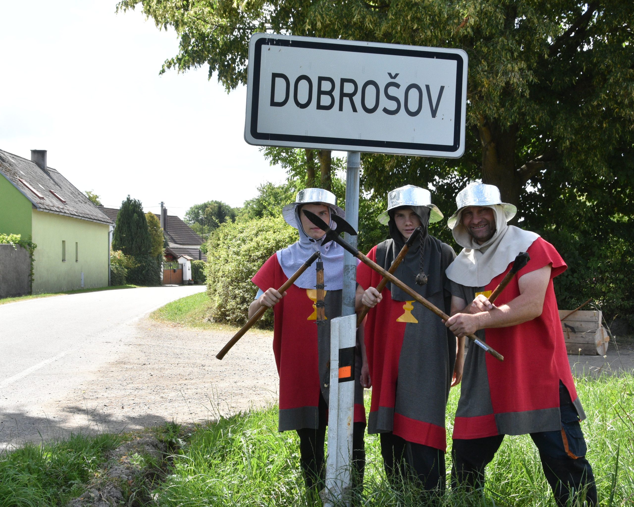 V Dobrošově se objevili husité i pohádkové postavy. Pohádkový les si ...