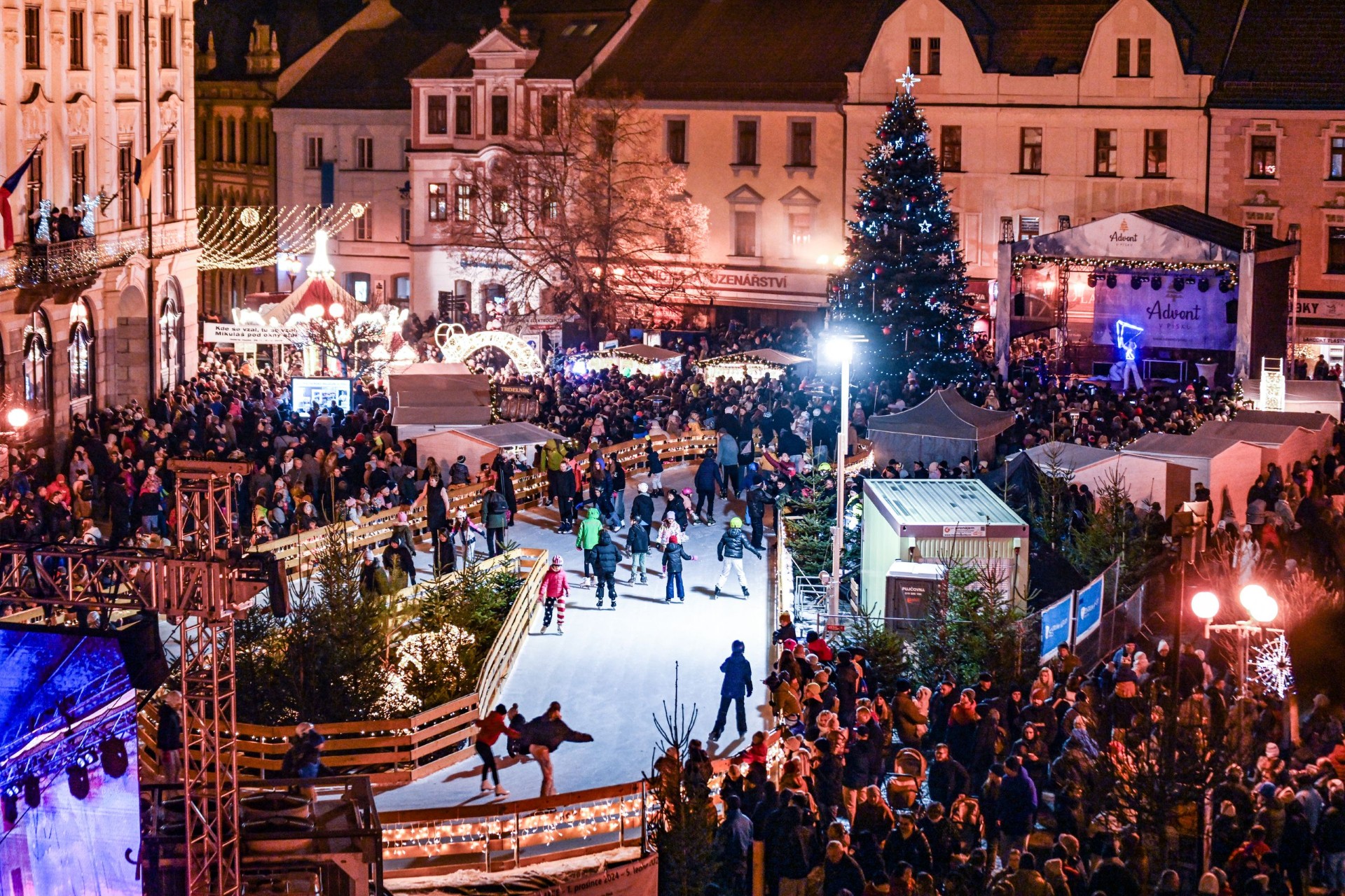 Advent v Písku láká na venkovní kluziště, trhy a novinku v podobě ...