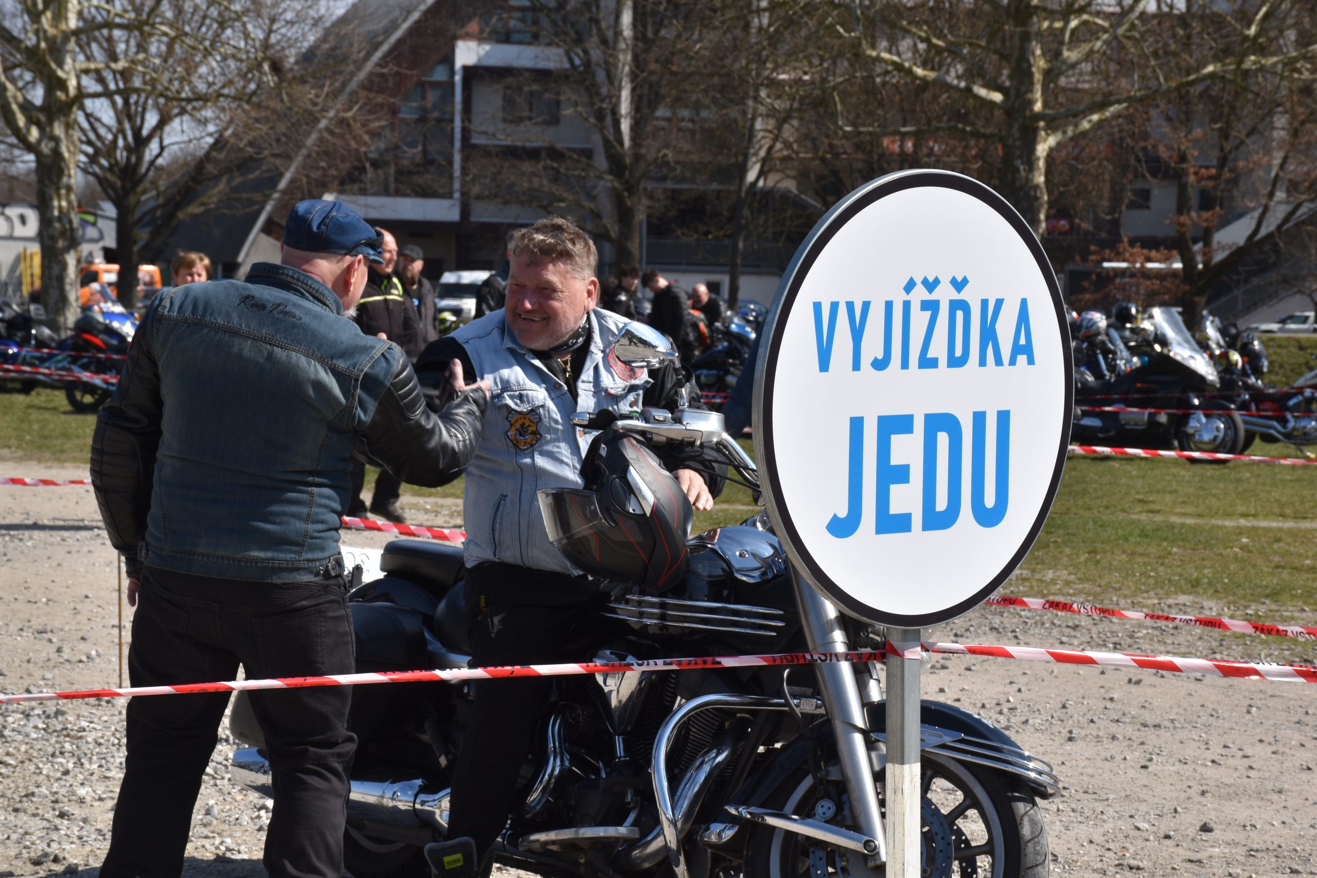 VIDEO: Stovky motorkářů si nenechaly ujít jubilejní Vykopávání pincka ...